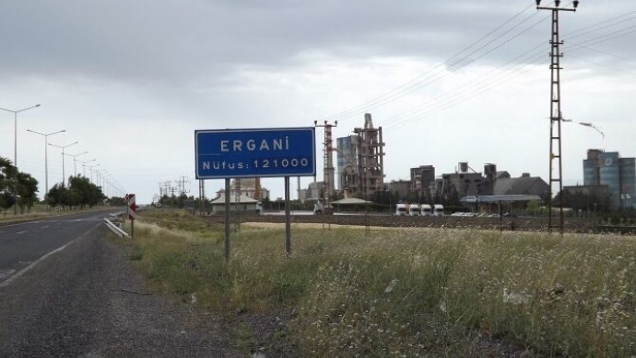 Ergani’de ev baskınları: Eski belediye eşbaşkanları gözaltına alındı