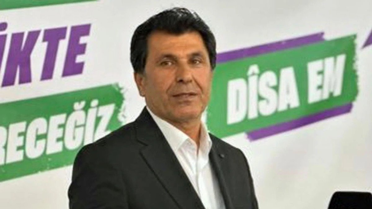 Kayyım atanan Bahçesaray’da ilk iş Kürtçe tabela ve pankartlar indirildi