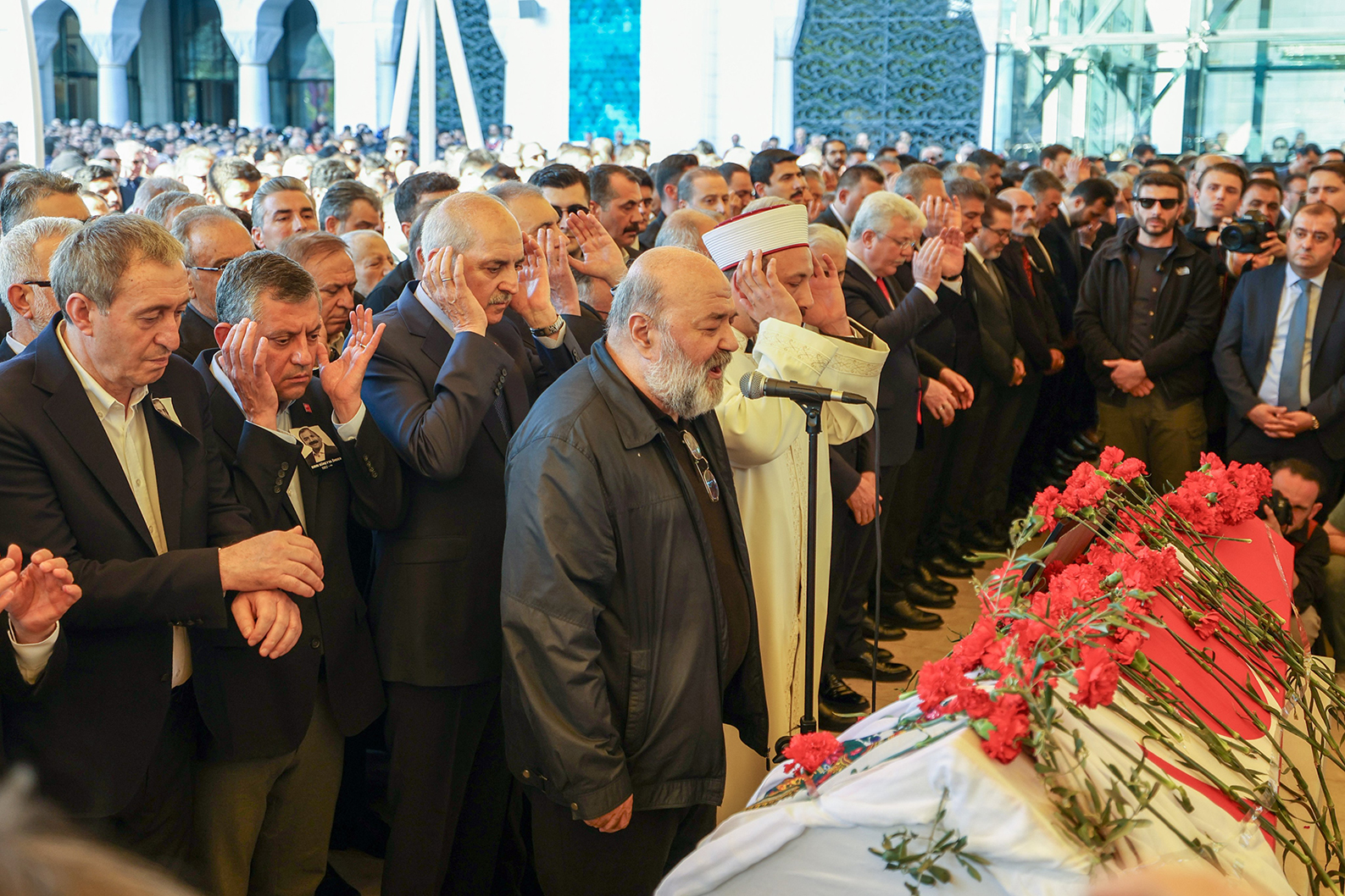 Sırrı Süreyya Önder sonsuzluk yolculuğuna uğurlandı: Annesi tabutu ...