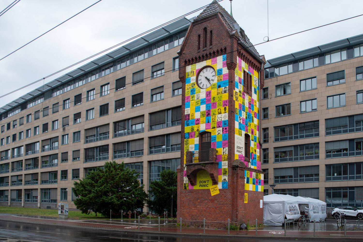 Ressam Meral Alma saat kulesinden sesleniyor: Panik yok